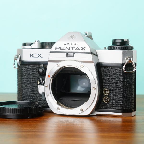 ＊商品に興味を持っていただきありがとうございます＊1975年発売、PENTAX Kシリーズの名機「KX」です。ファインダーから目を離すことなく「絞り値・シャッタースピード・露出計」がすべて確認できる、非常に使い勝手の良いモデルです。汎用性の...