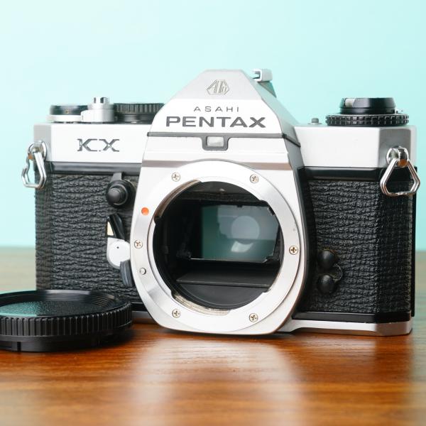 ＊商品に興味を持っていただきありがとうございます＊ 1975年発売、PENTAX Kシリーズの名機「KX」です。ファインダーから目を離すことなく「絞り値・シャッタースピード・露出計」がすべて確認できる、非常に使い勝手の良いモデルです。汎用性...