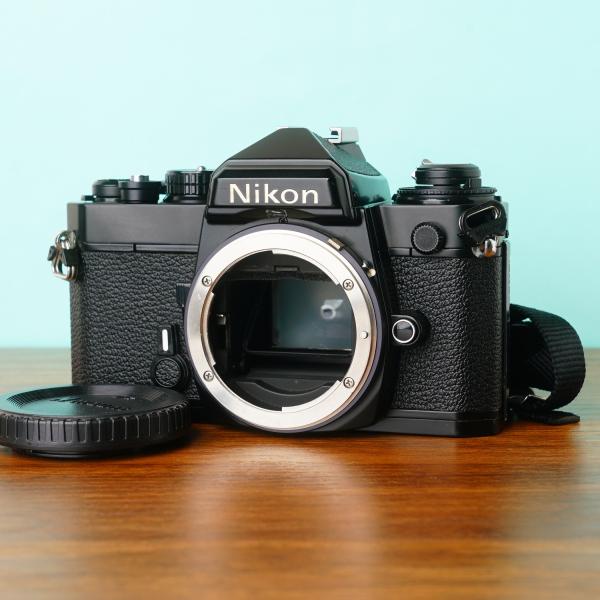 【完動/美品】Nikon FE ブラック 動作確認済 露出計/AUTO動作 精度良好 バッテリーチェッカー点灯 モルト交換済 クリアなファインダー ストラップ付 #NFE_BLK_ST「シンプルニコン」として時代を超えて愛される名機「Nik...