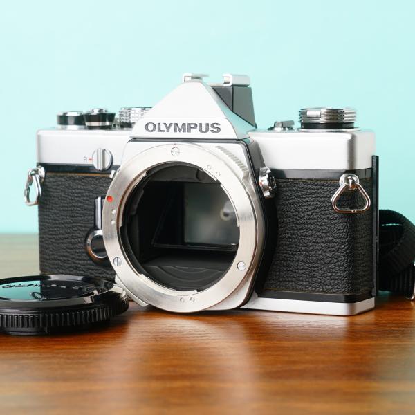 【極上美品/完動品】Olympus M-1 シルバー 希少ファーストモデル 動作確認済 露出計OK プリズム腐食なし 内部クリア モルト交換済 ストラップ付 #OM1_M1_SLオリンパスOMシリーズの歴史的黎明期に数ヶ月間のみ製造された幻...