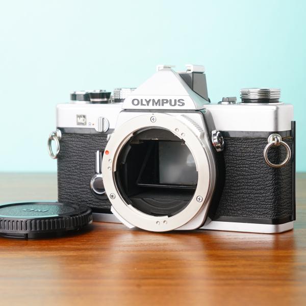 【整備済/完動品】OLYMPUS OM-1 シルバー ボディ 露出計/シャッター全速変化OK モルト新品交換 プリズム腐食あるも覗けばクリア 良好品 #OM1_SL_OKオリンパスの名機「OM-1」シルバーモデル、各部整備済みの完動品です。...