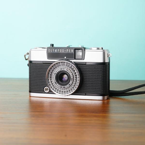【分解清掃済】OLYMPUS PEN EE-3 動作良好 赤ベロOK カビ曇りなし レンズクリア 外観年代物として綺麗 露出オート/カウンター付 フィルター付属 #OPEE3_OKオリンパスの人気ハーフサイズカメラ「PEN EE-3」。各部...