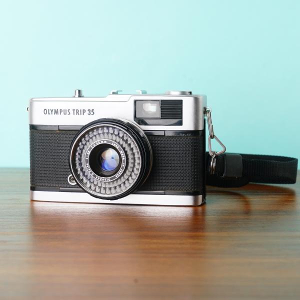 【完動品】OLYMPUS TRIP35 コンパクトフィルムカメラ 赤ベロ動作OK 露出連動OK レンズ拭き傷あるもカビ曇りなし ボディ右後ろ目立つ凹みあり動作良好 ストラップ付 #OLYMPUS_TRIP35オリンパスの大人気コンパクト「T...