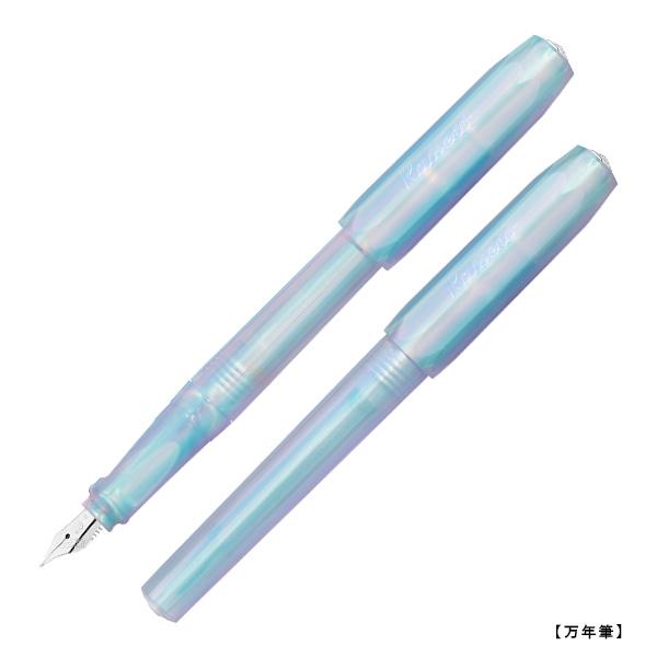 【発売日：2026年04月01日】Kaweco（カヴェコ）のパケオシリーズに、美しい偏光カラー「イリディセントパール」のローラーボールペンが登場。半透明のボディは光の角度によって青緑からピンクへと変化し、真珠のような輝きを楽しめます。ローラ...