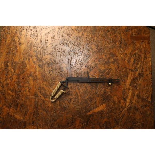 ●このはさみ部分を挟んでいる2つの金具は飾りではありません。はさみの支点からの長さが長ければ長いほど、薪をつかんだ時に刃先が横にずれてしまいやすくなります。EASY-2は1と比べ支点からの長さが5.5cmほど長くなっています。そのため刃先が...