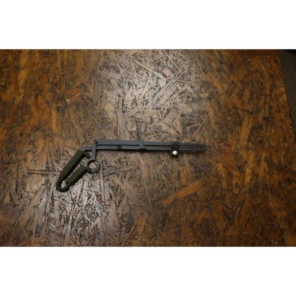 ●このはさみ部分を挟んでいる2つの金具は飾りではありません。はさみの支点からの長さが長ければ長いほど、薪をつかんだ時に刃先が横にずれてしまいやすくなります。EASY-2は1と比べ支点からの長さが5.5cmほど長くなっています。そのため刃先が...