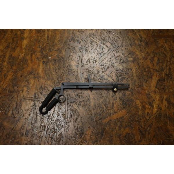 ●このはさみ部分を挟んでいる2つの金具は飾りではありません。はさみの支点からの長さが長ければ長いほど、薪をつかんだ時に刃先が横にずれてしまいやすくなります。EASY-2は1と比べ支点からの長さが5.5cmほど長くなっています。そのため刃先が...