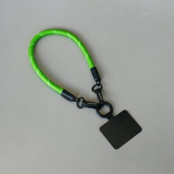 使い方はあなた次第。loopsはあらゆる可能性を広げる『マルチパーパスストラップ』です。普段使用しているスマートフォン、ハンマー、LEDランタンなどに装着して『ハンドストラップ』として使うのはもちろんのこと、登山やスノーボードなどでの落下防...