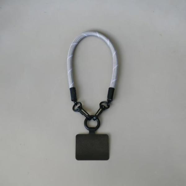 使い方はあなた次第。loopsはあらゆる可能性を広げる『マルチパーパスストラップ』です。普段使用しているスマートフォン、ハンマー、LEDランタンなどに装着して『ハンドストラップ』として使うのはもちろんのこと、登山やスノーボードなどでの落下防...