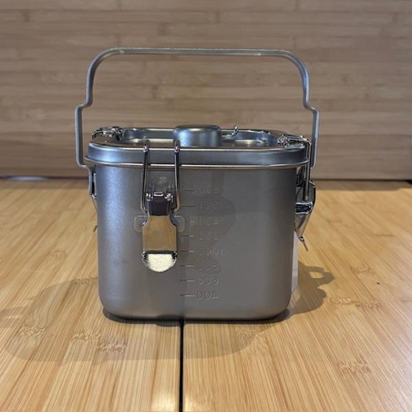 「保存」「あたため」「持ち運び」を、すべて給食缶ミニで料理の冷蔵庫保存、温め、持ち運びまでを実現するオールインワンキッチン用品、それが給食缶ミニ。こちらは角型タイプです。蓋部分にシリコンゴムパッキンが付いており密閉してくれるため、汁物を入れ...