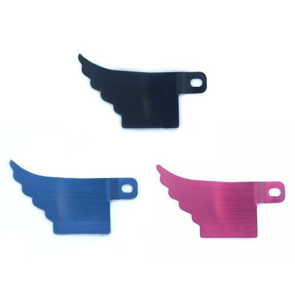 ●メーカー名：Wee！HuB(ウィーハブ)●商品名：自賠責ステッカーデザインプレート 翼●カラー：黒メーカー品番：W-B-Z-006汎用 アルミ材（A5052）表面処理：アルマイト処理縦×横×厚み（mm）※最大値56×97×2mmデザイン「...