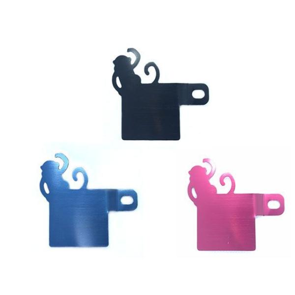 ●メーカー名：Wee！HuB(ウィーハブ)●商品名：自賠責ステッカーデザインプレート モンキー●カラー：黒メーカー品番：M-B-Z-005汎用 アルミ材（A5052）表面処理：アルマイト処理縦×横×厚み（mm）※最大値67.9×71.7×2...