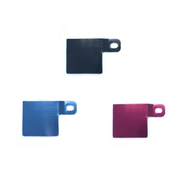 ●メーカー名：Wee！HuB(ウィーハブ)●商品名：自賠責ステッカーデザインプレート シンプル●カラー：青メーカー品番：N-BL-Z-001汎用 アルミ材（A5052）表面処理：アルマイト処理縦×横×厚み（mm）※最大値65×41×2mmデ...