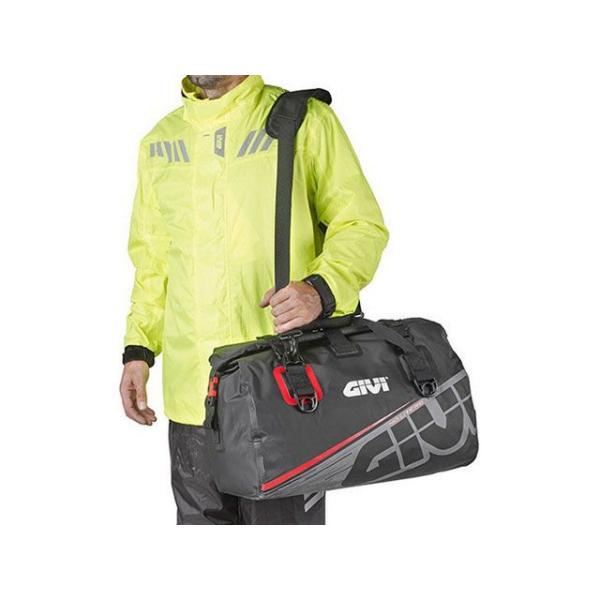 ●メーカー名：ジビ / GIVI●商品名：Easy-T Waterproof - roll bag with shoulder strap 40 L black / gray / redメーカー品番：givi_EA115GRJANコード：8...