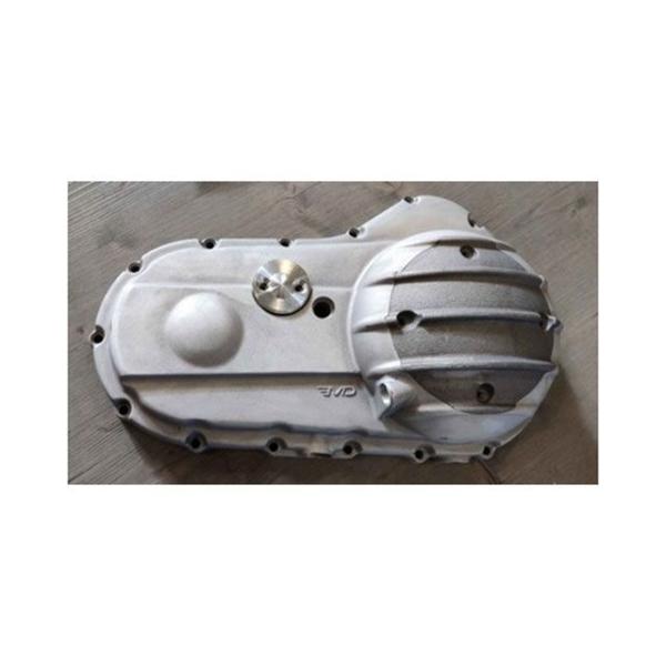 ●メーカー名：部品屋K&amp;W / K&amp;W(ブヒンヤケーアンドダブリュー)●商品名：EMD製 2004-UP スポーツスター用 Trackster プライマリーカバー（ロウ）メーカー品番：PCXLI-T-Rスポーツスターファミリ...