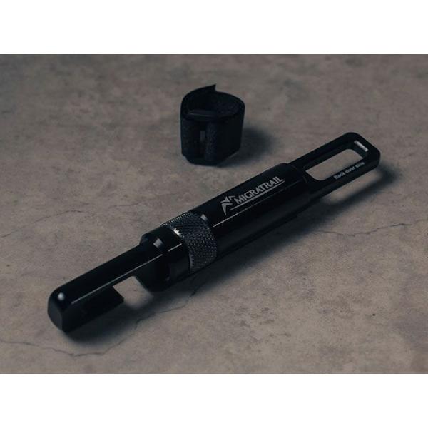 ●メーカー名：ミグラトレイル / MIGRATRAIL●商品名：バックドアフック ジムニー用メーカー品番：G5574JANコード：4547836533235メーカー品番：MT62-1051備考旅先の風を車内へ。バックドアへ取付けるジムニー専...