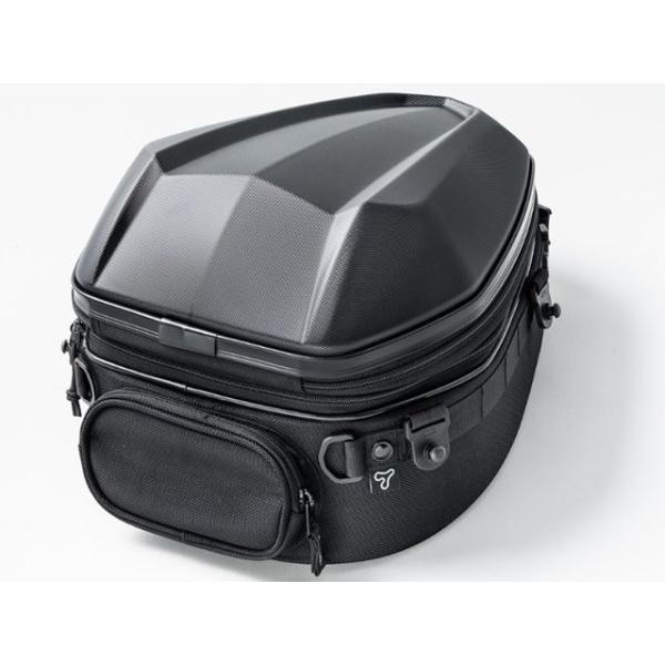 ●メーカー名：タナックス / TANAX●商品名：MFK-1008 シェルシートバッグ M（エンボスブラック）メーカー品番：MFK-1008JANコード：4510819106924エアロ形状のスポーティーさと容量アップの実用性を併せ持つシェ...