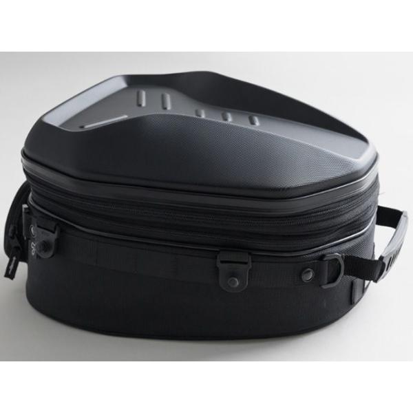 ●メーカー名：タナックス / TANAX●商品名：MFK-1010 シェルシートバッグ L（エンボスブラック）メーカー品番：MFK-1010JANコード：4510819106948容量アップの実用性を併せ持つ1泊ツーリング可能なシェルシート...