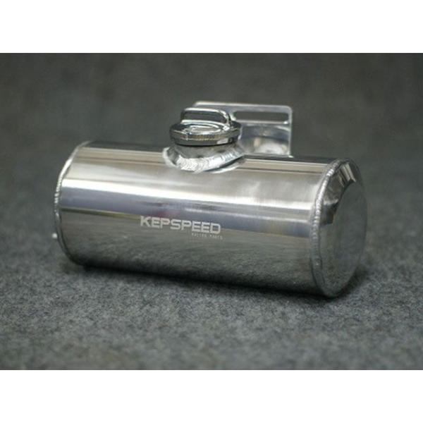 ●メーカー名：ケップスピード / KEPSPEED●商品名：1Lアルミサブタンク（ダックスにぴったり 汎用可）メーカー品番：dax-00044DAX ダックス縦140mm（ステイ上部からタンク底まで）横235mm 幅105mm 取り付け部寸...