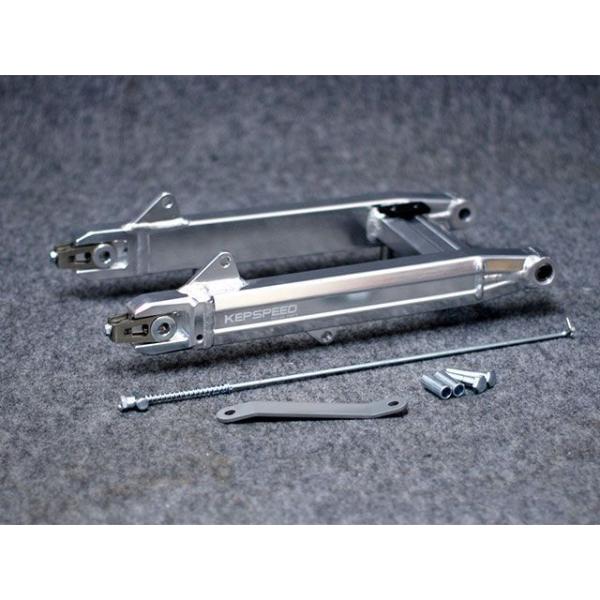 ●メーカー名：ケップスピード / KEPSPEED●商品名：カブ用 アルミスイングアーム GF＋5cmメーカー品番：cub-00011-05Super Cub 50 スーパーカブ50幅：173mm 5cmロング【メインパイプの仕様】極太六角...