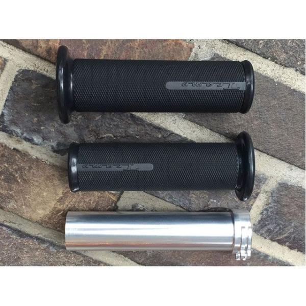 ●メーカー名：トランプ / Tramp Cycle(トランプサイクル)●商品名：インチサイズ用 T-Glip SETメーカー品番：THB-008ハーレー汎用 グリップカラー：ブラック スロットルスリーブ：アルミビレット製インチバー用グリップ...