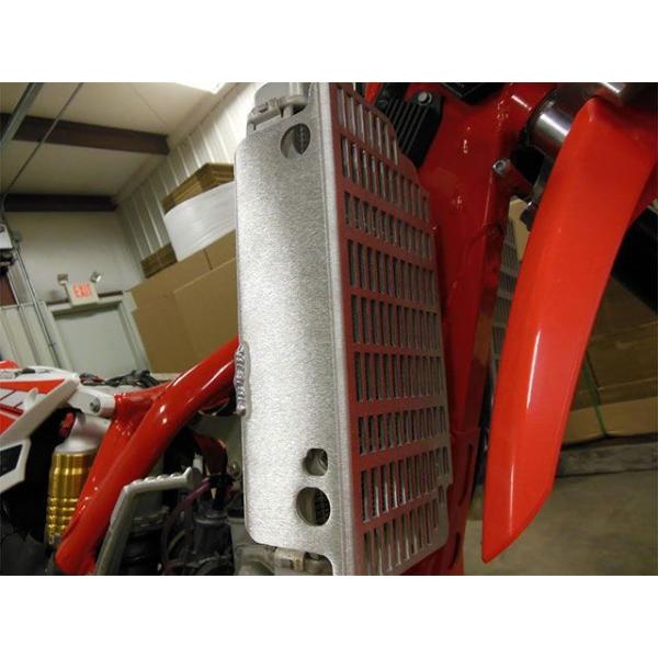 ●メーカー名：フラットランドレーシング / FLATLAND RACING●商品名：FLR ラジエターガード BETAメーカー品番：・12-50その他のモデルアルミ製・取付用金具付アルミラジエターガード・・・飛び石などでラジエターコアや本体...