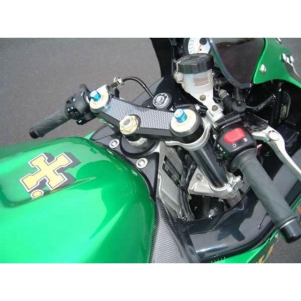 ●メーカー名：ピラミッドプラスチック / PYRAMID PLASTICS(ピラミッド プラスチック)●商品名：Suzuki GSXR 750 Tank Fillet Carbon Look 2001＞2003 ｜ 61010Xメーカー品番...