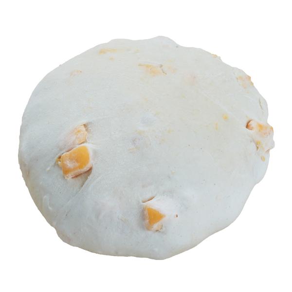 レッドチェダーチーズをたっぷりと練り込んだ、もっちりとした食感が特徴！風味豊かで濃厚な味わいが楽しめるフランスパンです。お食事にも、総菜パンの土台としてもオススメです。