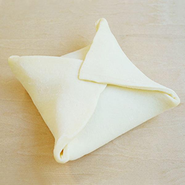 ラム酒の効いた濃厚なモンブランクリームを包み込んだ、秋を感じるパイ。栗をのせて焼くと見た目も華やかに季節感アップ！ご要望の多かったバラ売り10個の販売です。