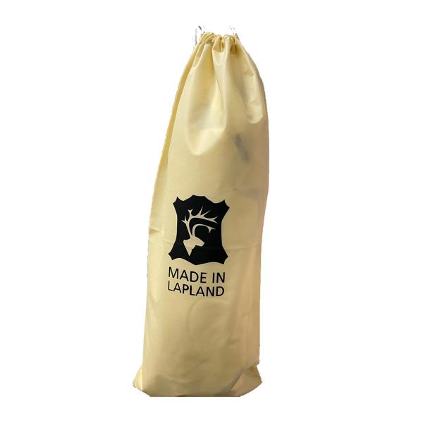 トナカイの毛皮の持ち運び・保管に便利な巾着袋です。不織布なので、通気性が良いです。すべてのサイズの毛皮にお使い頂けます。口を閉じて、肩にかけることが出来ます。サイズ40cmx95cmカラーアイボリー素材不織布