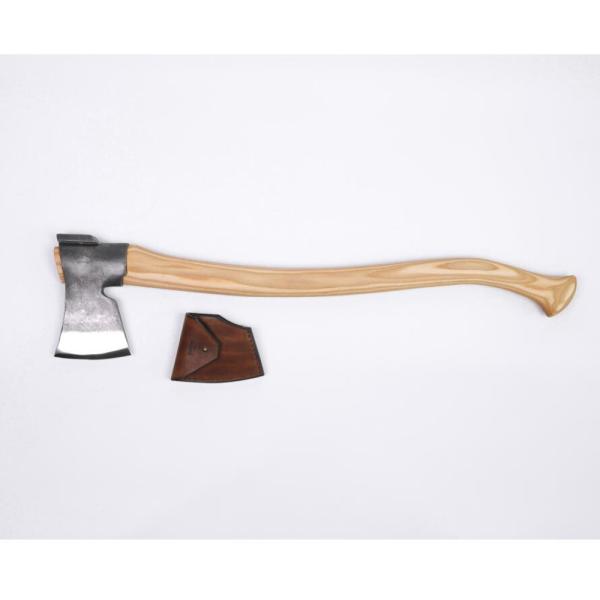 ブッシュクラフトやキャンプ用の斧。このブッシュクラフト用の斧は、大〜中の丸太や薪材切るのに最も便利な道具のひとつです。ハンドルは握りやすいように少しカーブしており、斧の振り幅が大きいので、大きめの丸太でも効率よく作業ができます。アウトドアの...