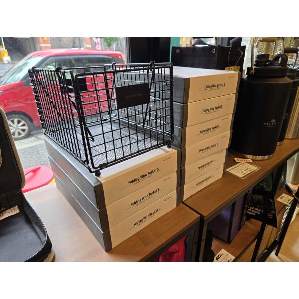 折りたたみ可能なワイヤーバスケット、洗い物やギア運搬に！●折り畳める洗い物カゴ。細かなギアの運搬にも。●底面には細かいカトラリー落下を防止するためメッシュを採用。●側面は1.5cm角のグリッドにする事により通気性を確保。●底面にはスチールボ...