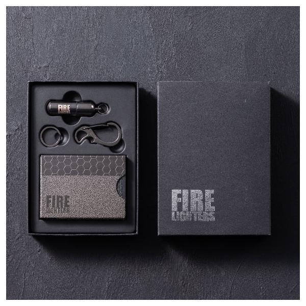 ファイヤーライターズ＆オイルライターを持ちあるけるボックスセットです。黒ニッケルサテーナVer.となります。Niche Box Setサイズ：W80.5×D60×H21.5mm1個重量：145g素材：ステンレス鋼FIRELIGHTERS防水...