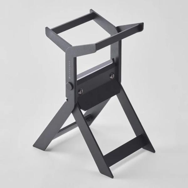 安全に薪を割ることができ、コンパクトに折りたたんで運搬・収納できる薪割り機です。運搬・収納時にはフラップを上げてコインなどでストッパーをかけることで刃が隠れるので安全です。薪バッグにもなる本体収納袋も付いています。▼商品情報・本体サイズ（約...