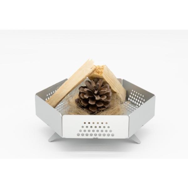 お子様といっしょに作って楽しむ焚き火台、それがOZOPS小焚台。部品を外して、手で折り曲げて、ネジで留めるだけ。簡単だけど、ものづくりの奥深さを味わえる体験型のキット。工作が終わったら、焚き火台に自由にお絵かきもできます。ひとりひとり、自分...