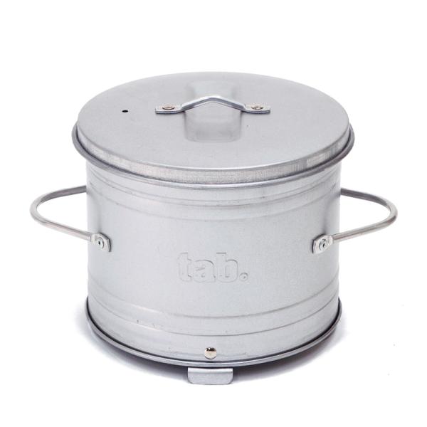 缶ストーブSE（別売）やお手持ちのBBQグリルの網の上にセットするだけで、手軽に燻製を楽しめます。お好きなスモークチップやウッドで、お好みのフレーバーを味わえます。便利な替え網付き。熱燻なので熱を通しながら燻製を短時間で仕上げることが可能で...