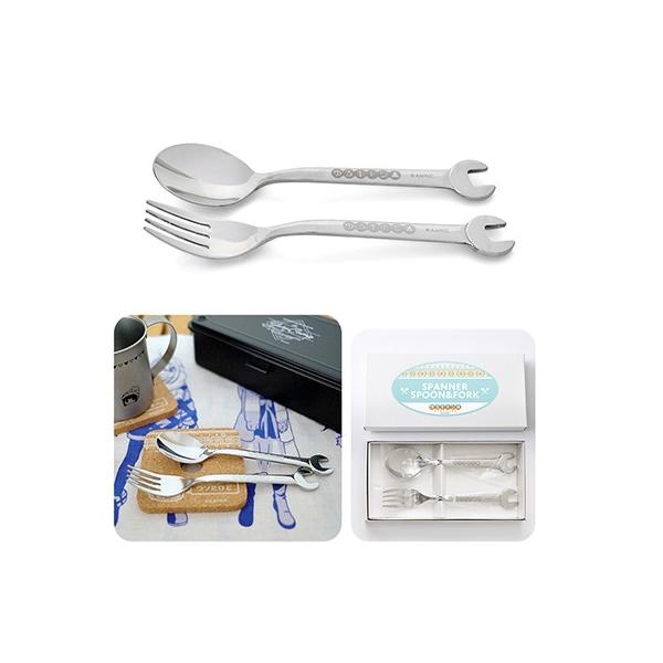 リンちゃんのバイク工具？？スパナの形をしたスプーン、フォークのセットです。ゆるキャン△のサイドプリント入り。化粧箱入りなのでプレゼントにも最適です。