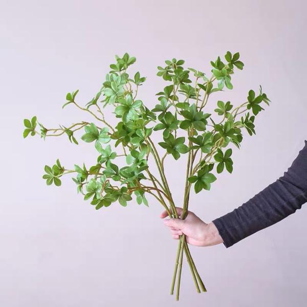 ■お洒落インテリアに大人気  65cm ドウダンツツジ 3本セットです。コンパクトなサイズで場所を問わずどこでも気軽に飾ることができます。シンプルで自然なフェイクグリーンです。明るい新芽の色合いで玄関やリビングに置くだけでセンスの良い素敵な...