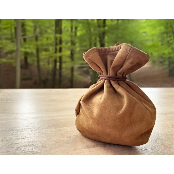 国産の本牛革を使用したツールポーチです。キャンプ、アウトドアの小物入れとしてお使い下さい。ヌバックならではの柔らかな感触と、使い込むほどに深まるエイジングをお楽しみ頂けます。内袋として、内部に不織布を重ねた麻巾着袋が付属します。■仕様●レザ...