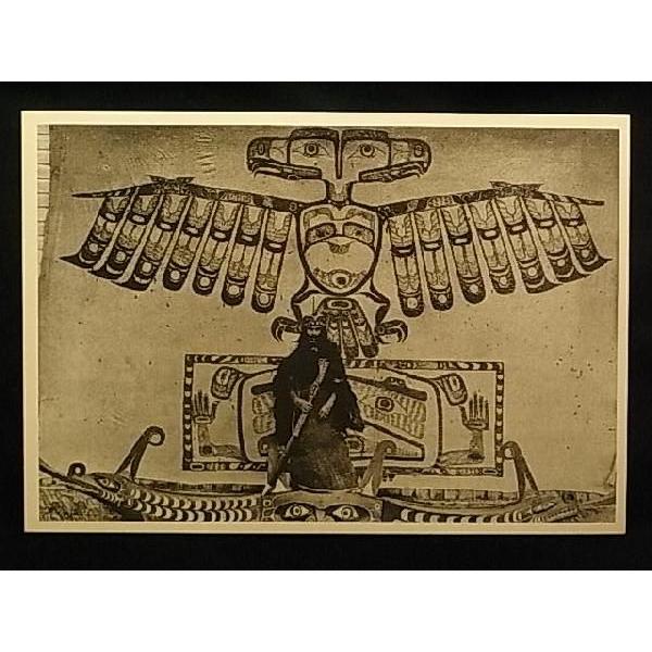 イーグルを描いた祭りのスクリーン前に立っている男性の写真。クウギィウルス族の王を模しています。