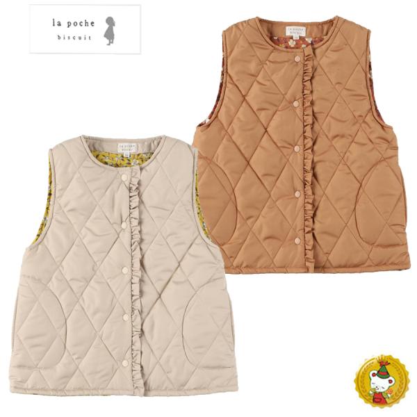 タフタ生地に抗菌加工を施したキルティングベスト☆裏地は花柄なのでチラっと見えてもかわいいデザイン♪前立て部分には主張しすぎないフリルをあしらいかわいいのに使いやすい万能アイテム素材表・裏・中綿:ポリエステル100%抗菌加工　・効果は永久的な...