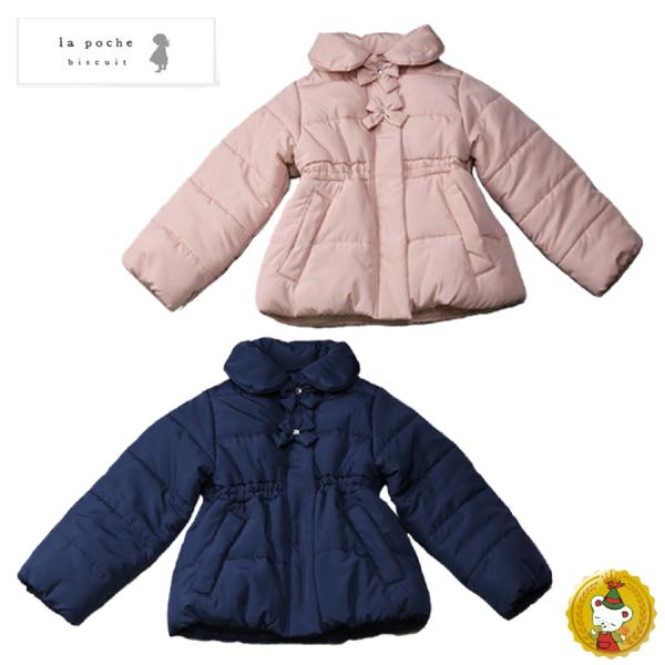 ふんわり軽やかな中綿入りで、寒い季節もあたたかく過ごせるジャケット◎ダウンのようにボリュームがありながらも軽量で動きやすく、お子さまのデイリー使いにぴったり♪大きめの襟と胸元のリボンが上品なアクセントとなり、シンプルなシルエットに華やかさを...