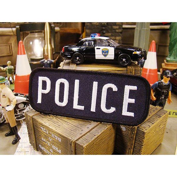 ジャケットの胸や腕にネームタグ的に入れるのが定番のアメリカンポリスのワッペンです。ブラック系のジャケットや帽子なんかにこのワッペンを貼りつけるだけで一気にアメリカンポリス気分！たった1枚のワッペンがこれほどその気にさせてくれるんだから、ホン...