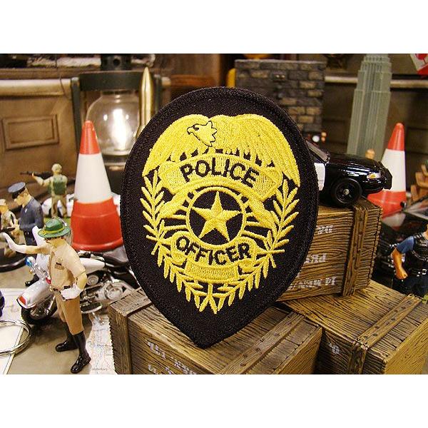 こういうグッズ、近頃見かけなくなりました！アメリカのポリスバッジのワッペンです。向こうのポリスマンが制服の腕に付けてそうな「いかにも」ってヤツです。とにかくデザインが最高にカッコイイでしょ！これならワッペンとして使うだけじゃなくて、たとえば...