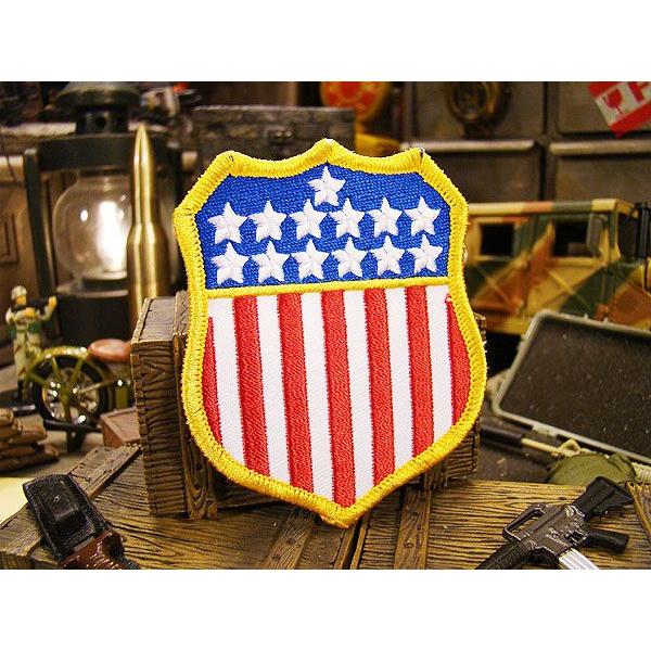 アメリカ好きには欠かせないデザインの星条旗をアメリカ人お得意のシールドシェイプ（盾型）にカットしたエンブレム風の星条旗ワッペンです。フライトジャケットの腕のあたりに腕章っぽくに付けると格好良さそうな雰囲気！このデザインは他のワッペンとコンビ...