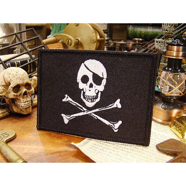 海賊旗をモチーフにしたアメリカらしいワッペンです。週末に集まる仲間達と海賊を気取ってチームを作る・・・・そんな時に同じマークで印をいれるなんておもしろいんじゃない！バッグや帽子からジャケットなどなど・・・・目にすることが多いグッズに貼りつけ...