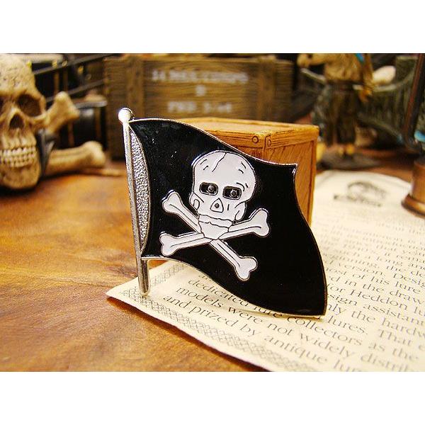 これはいかにもアメリカ人らしいアイテムだね！海賊マークをデザインしたピンバッジです。アメリカ人は老若男女問わず本当にピンバッジが好きなので、向こうに行くとそれこそ何のデザインでもあるんだけど、探してるとこういうのも見つかるんだよねー　アメリ...