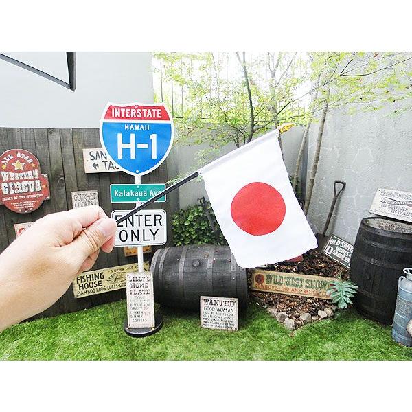 日本の選手に声援を送ったりする時に手にするスティック付きの日の丸です。日本国旗が欲しいってなった時に「一体どこで売ってるの？」って声を度々耳にしたので、うちで星条旗を仕入れてるメーカーさんでたまたま取り扱いがあったのでキャンディタワーで販売...