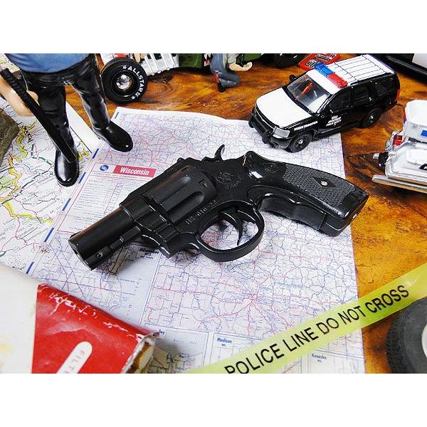 ガン好きに贈るミニピストル型ライターがコチラ！ トリガーガードに指をかけてハンマーを引くように指を引けばボォーっと音を立てて炎が出るというガンマニアの心くすぶる設計！炎はターボタイプなので風にも強くて見かけによらず実用的！こんなのがテーブル...