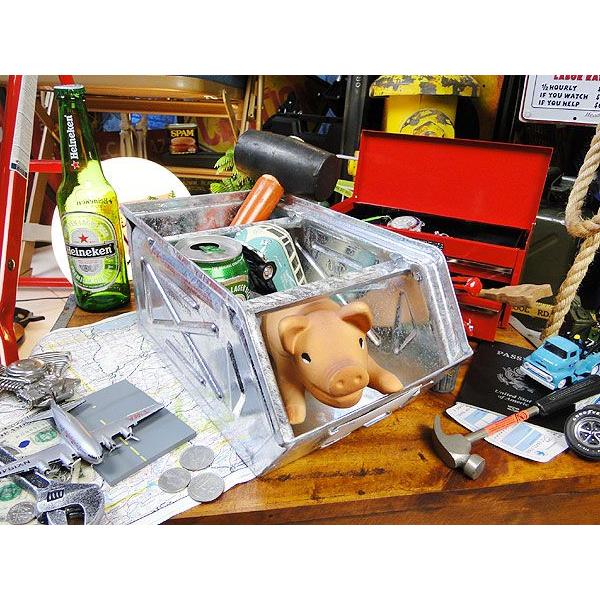 ピットガレージなんかでパーツやツールをザクザクと放りこんでおくタイプのパーツストッカーコンテナが登場です。このコンテナ、上に上に積み上げることができるスタッキング機能が魅力的！コイツが並ぶだけで、憧れのピットガレージなシーンが自宅のガレージ...